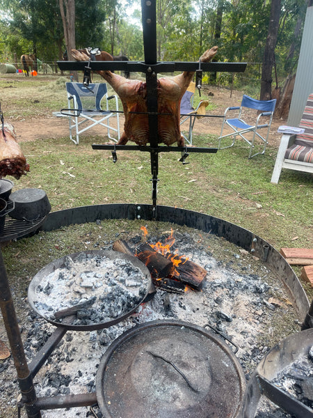 Asado_in_fire_ring_with_horses_grande.heic?v=1723004864